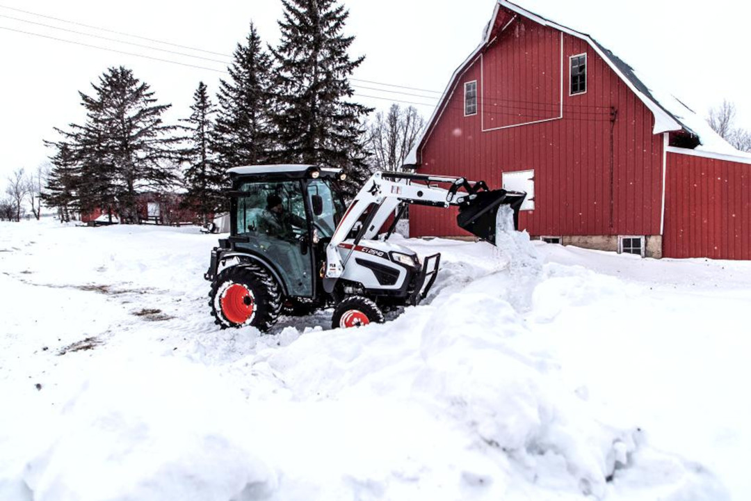 Déneigement efficace et polyvalent avec un tracteur Bobcat - Joliette ...